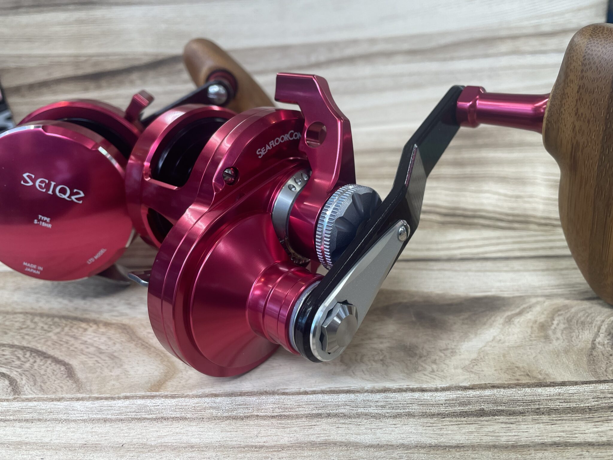 【SEAFLOOR CONTROL】”LIMITED SEIQZ l リミテッド シーク”真紅に輝く最高峰クオリティジギングリール！ - 道東の釣りならブルーマリン