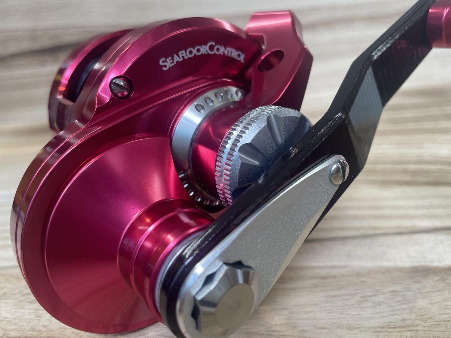 【SEAFLOOR CONTROL】”LIMITED SEIQZ l リミテッド シーク”真紅に輝く最高峰クオリティジギングリール！ - 道東の釣りならブルーマリン